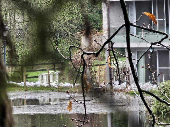 Civiele Bescherming pompt water weg uit put aan Hoge Heideweg naar ...
