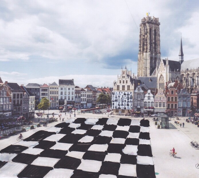 De Maan zoekt menselijke schaakstukken: “Make no war, play a game ...