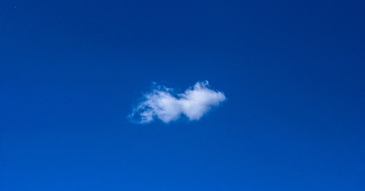 Veel ruimte voor de zon met een enkele wolk in Waregem in de namiddag ...