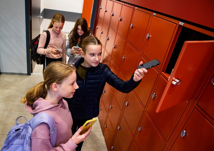 Zo gaan scholen in Zuidoost-Brabant om met mobieltjes in de klas | Hamont-Achel | hln.be