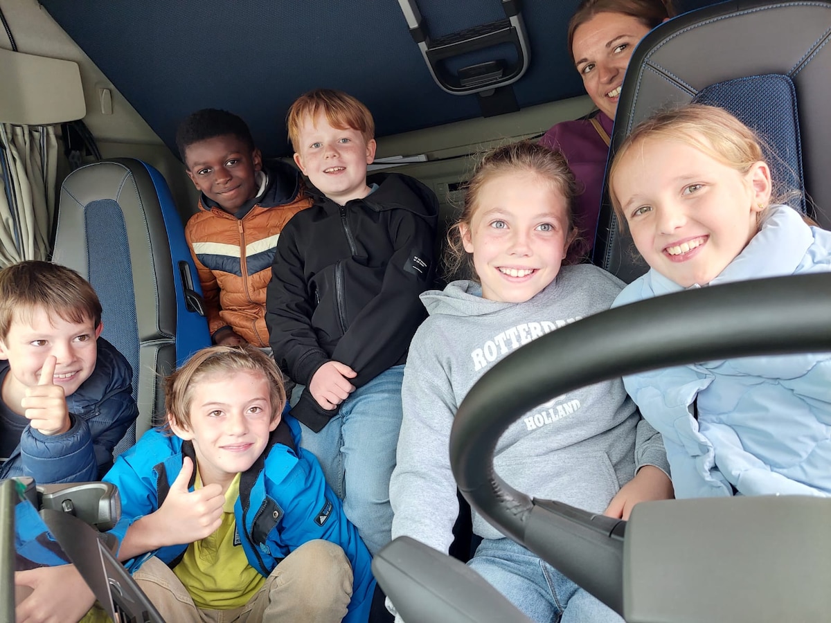 Leerlingen Hartencollege Meerbeke leren gevaar van dode hoek tijdens ...