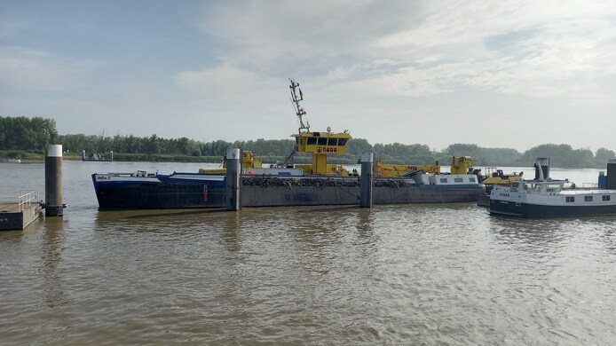 Gezonken binnenschip weggesleept naar steiger Nieuwe Scheldewerf in ...