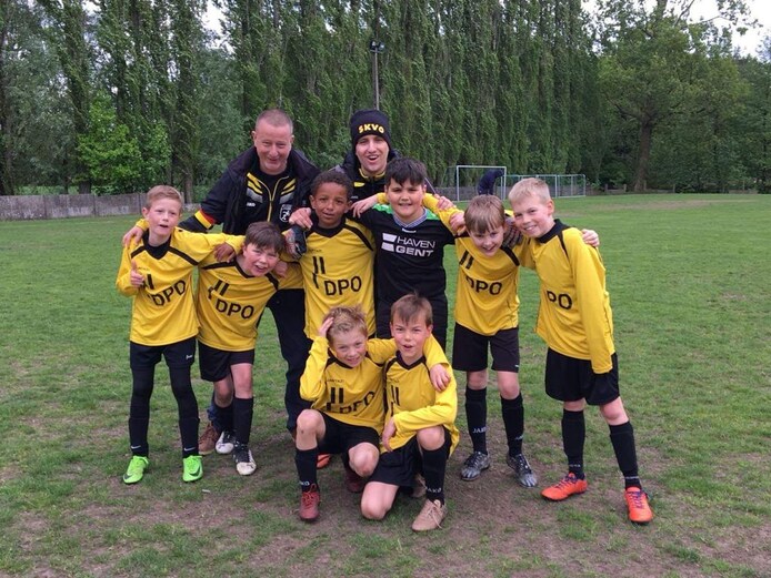 Voetbalfan Mees (10) wordt vijf jaar na dood herdacht met tornooi voor ...