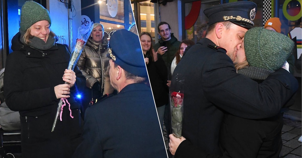 KIJK. Brandweerman Benjamin (39) gaat op de knie voor zijn Saar tijdens ...