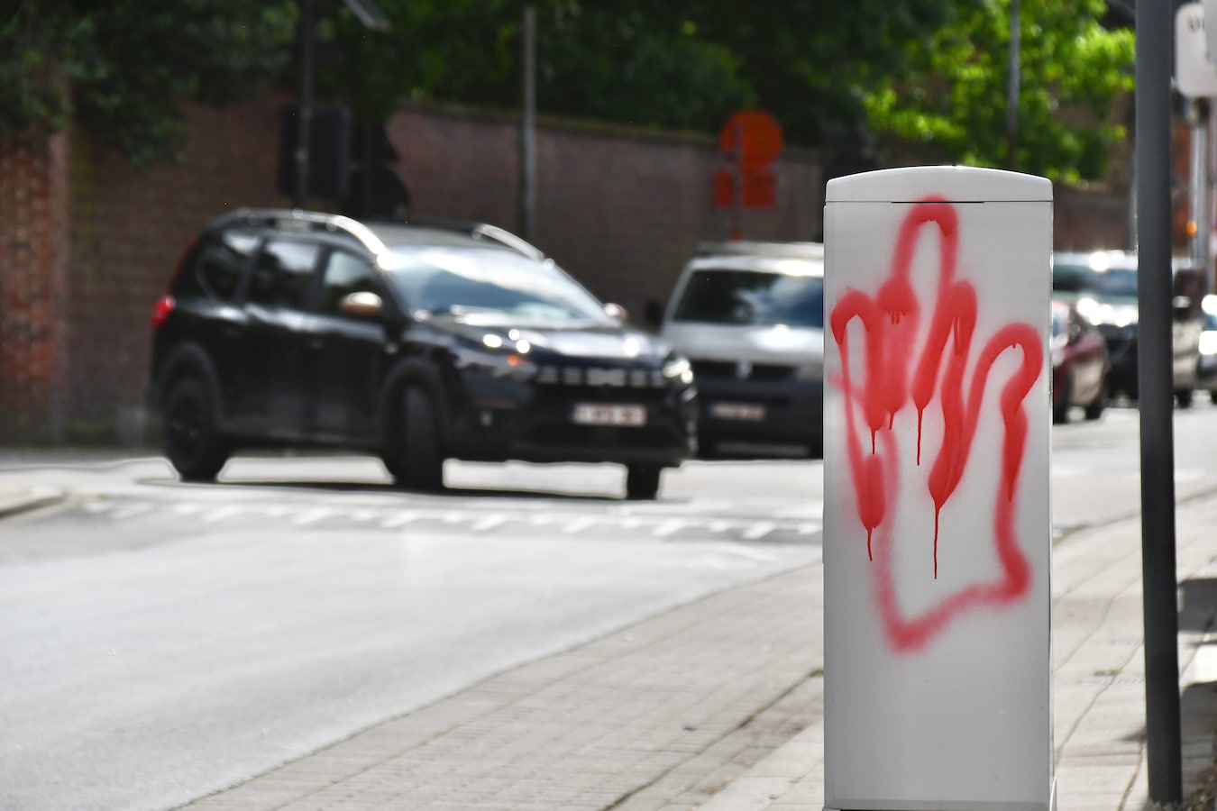 Onbekende trekt spoor van vandalisme met rode spuitbus in Wervik: “Een ...