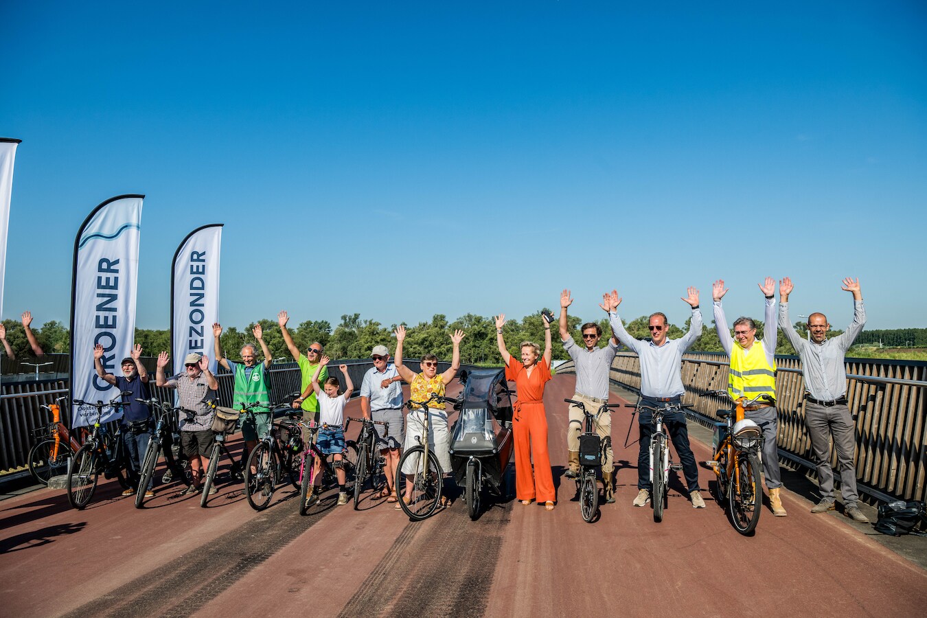 Nieuwe fietsbrug over R1 in gebruik genomen: “Dit maakt fietsen tussen Waasland en Antwerpen nog ...