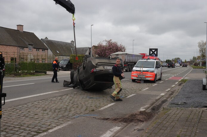 Wagen blijft urenlang op dak liggen na ongeval wegens probleem met ...