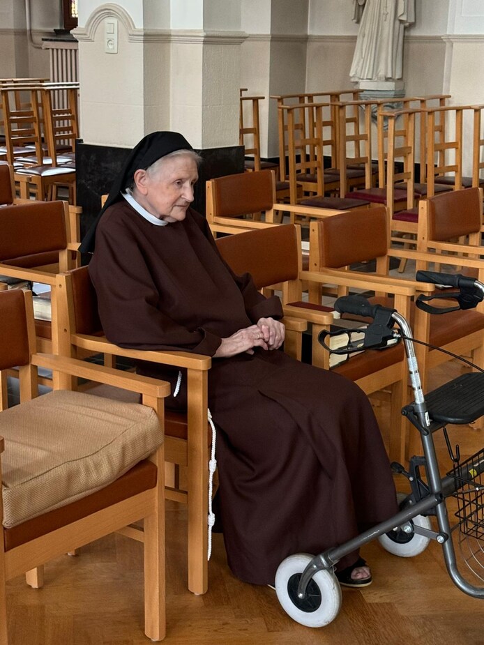 Zuster Beatrijs (91) reageert op onderzoek naar lijkschennis grafperk ...
