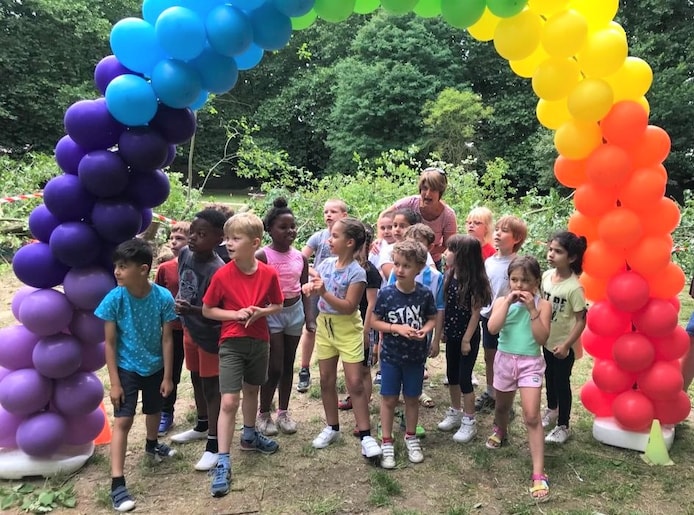 Leerlingen De Link lopen mooie som geld bij mekaar voor vergroening ...