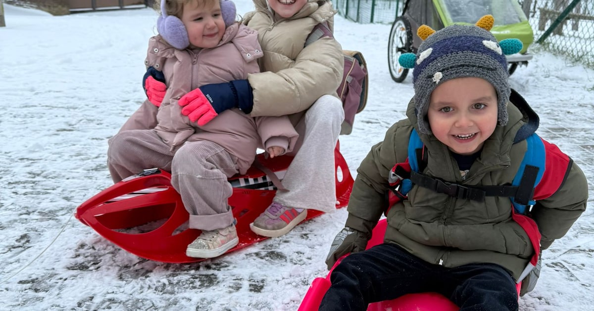 School gedaan, dus tijd voor dolle sneeuwpret: ouders trekken met slee ...