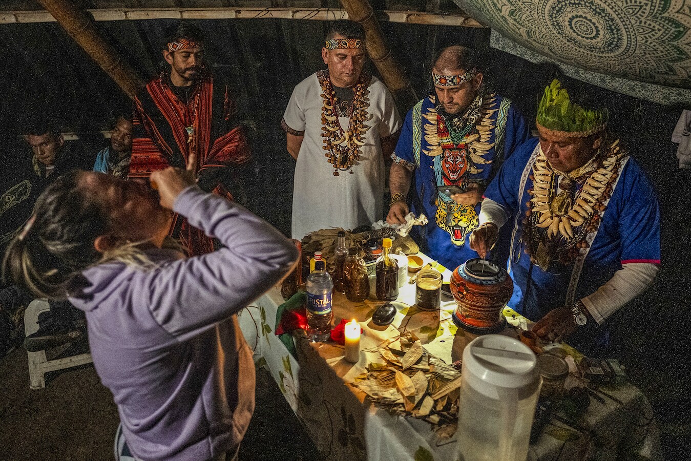Tinne (35) sterft na ceremonie met hallucino­ge­ne middelen op ‘healing ...