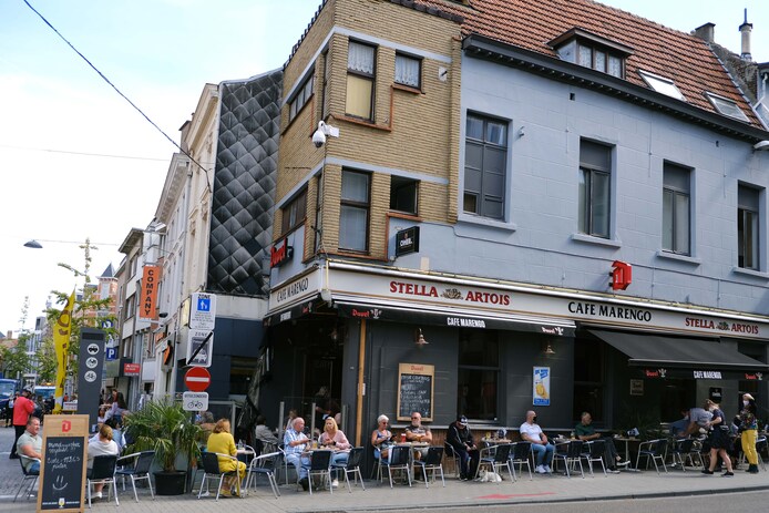 Dronken man (43) gaat politie te lijf in café Marengo: twee agenten ...