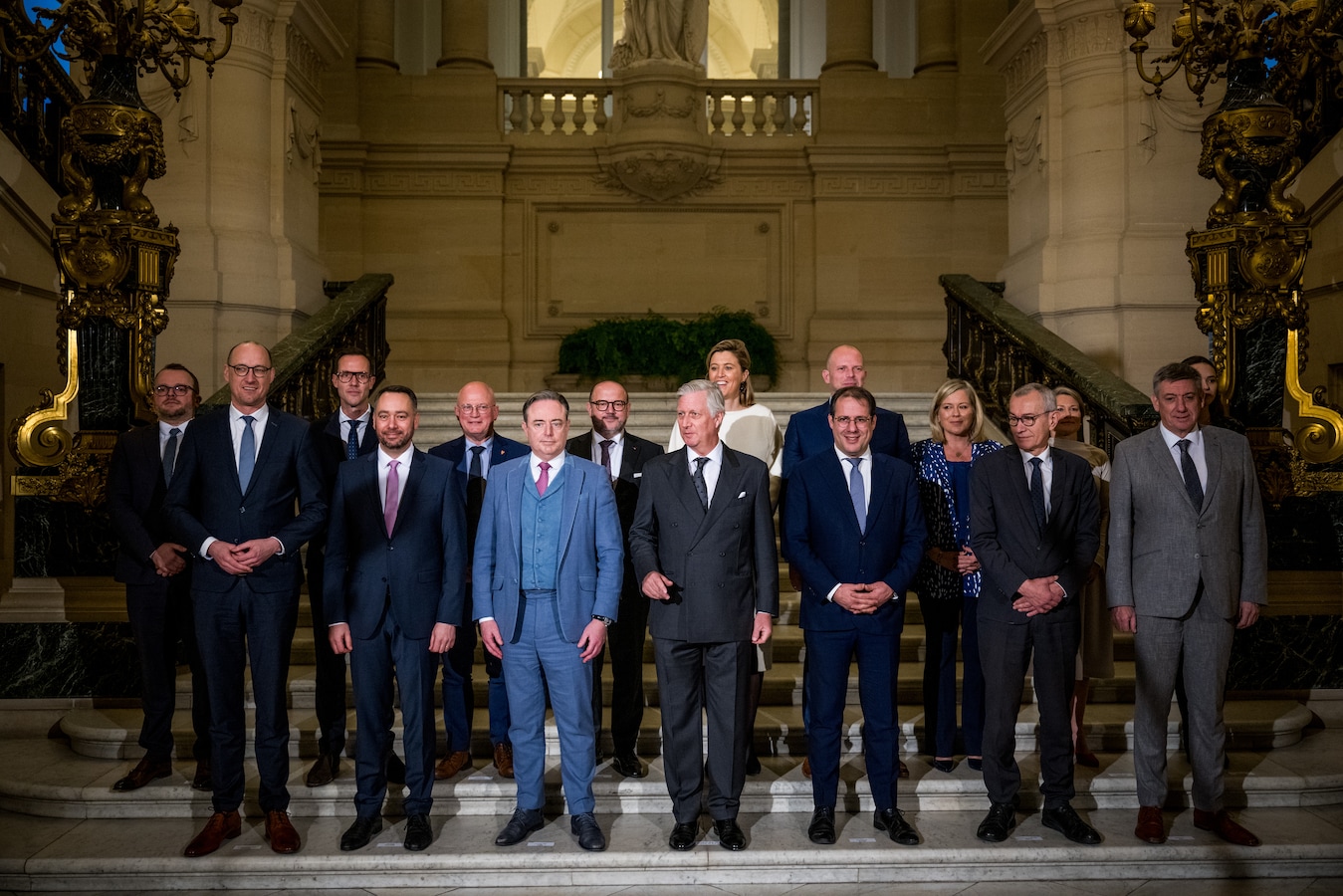 “Hallucinant en beschamend.” Eerste foto van regering-De Wever krijgt ...