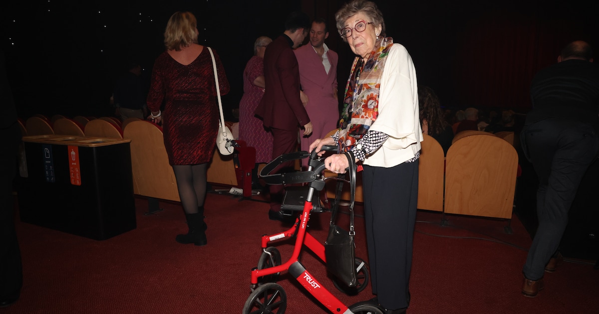 IN BEELD. ‘Familie'-icoon Annie Geeraerts voor het eerst met rollator ...