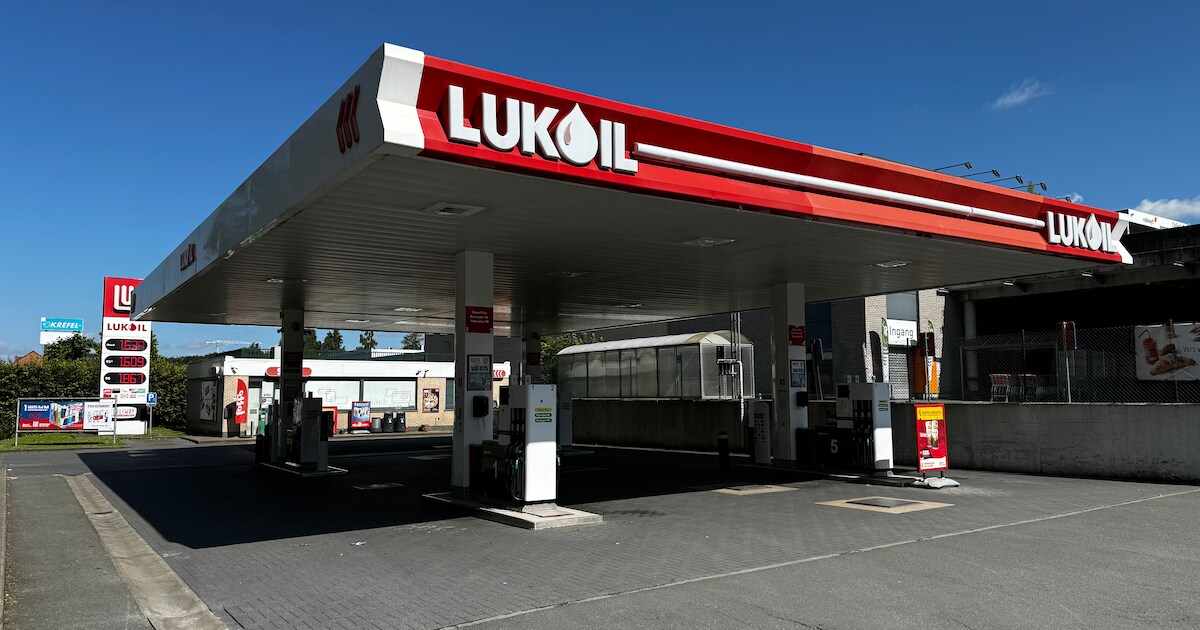 Politie overmeestert halfnaakte man die met neppistool zwaait aan ...