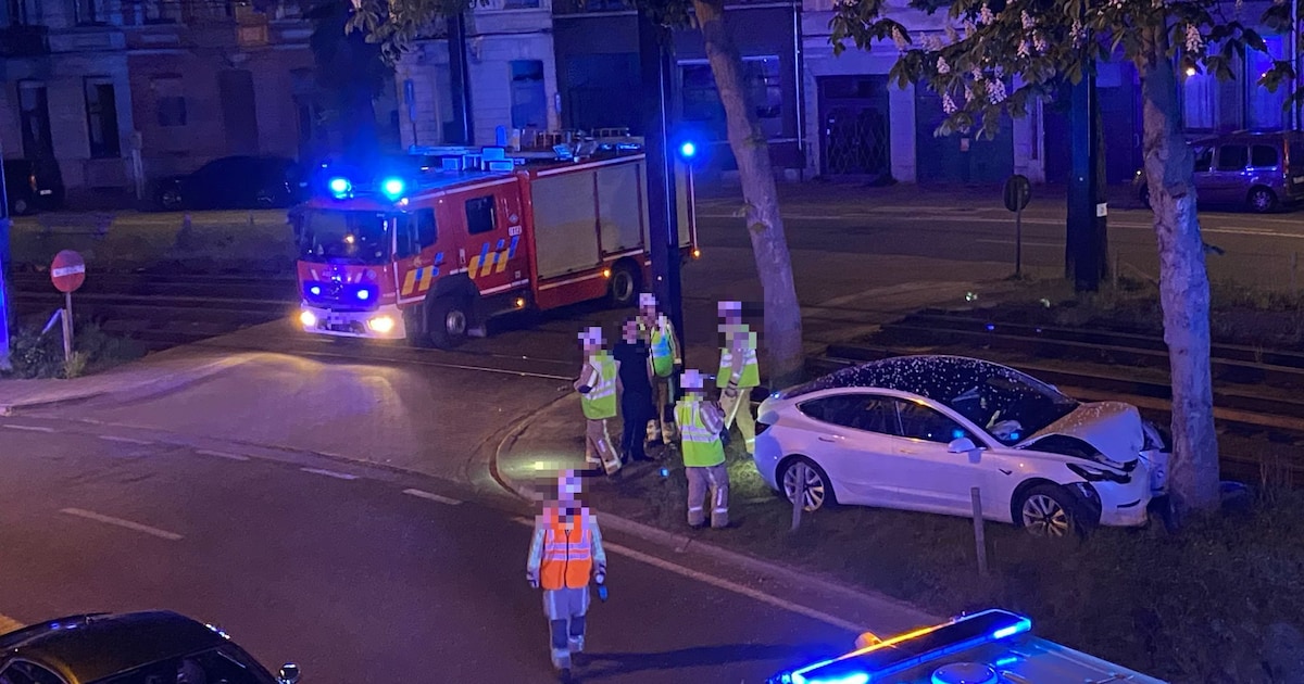 Tesla-bestuurder crasht tegen boom in Gent, buurt ongerust: “’s Nachts ...