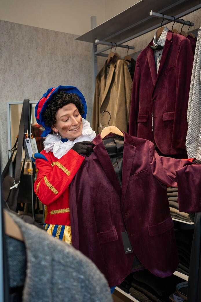 Roetpieten doen inkopen voor de grote Sintparade in Leuven | Leuven ...