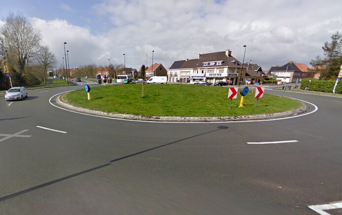 Fietser zwaargewond na ongeval op rondpunt in Drongen | Gent | hln.be