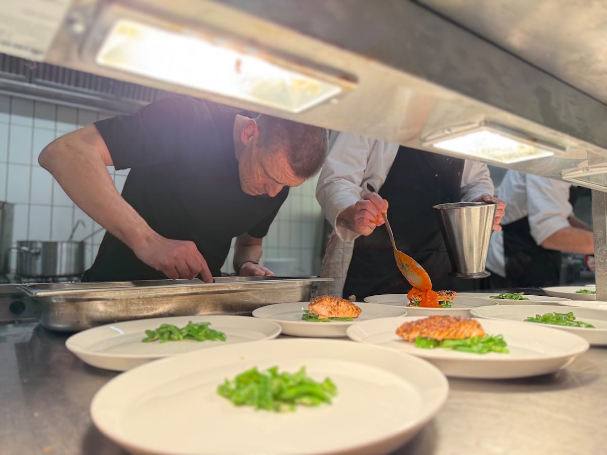 Onze man eet een sterrendiner... in volledige duisternis: “Geen idéé ...