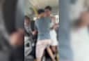 Beelden tonen hoe ‘vechtersbaas’ op schoolbus in Aartselaar óók klappen ...