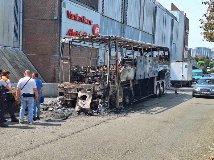 Bus uitgebrand aan shoppingcentrum Basilix | Brussel | hln.be