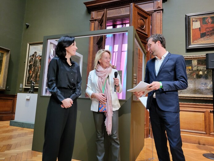 Schrijfster Saskia De Coster blikt terug op maand lange opsluiting in ...