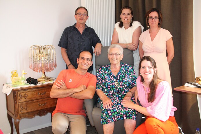 “Bewoners voelen aan als familie”: laatstejaarsstudenten namen dienst ...