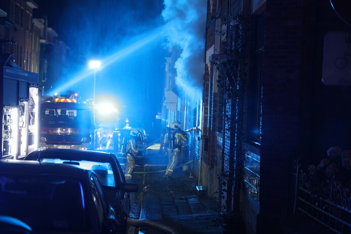 Drie woningen vernield bij uitslaande brand, 14 personen uit omliggende ...