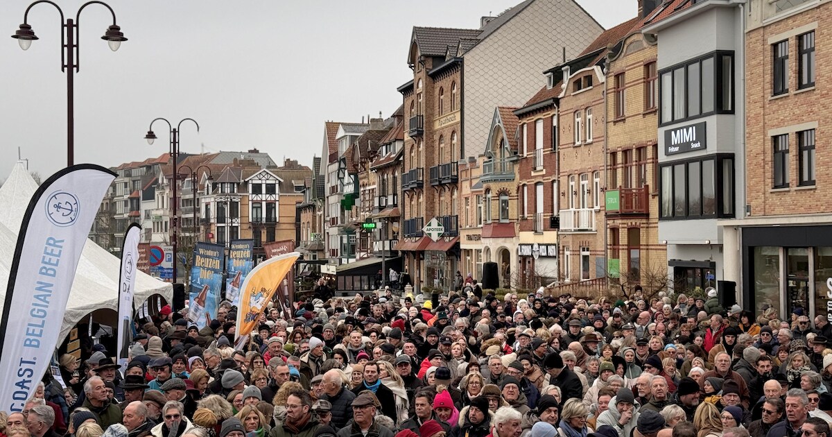 Inwoners klinken op het nieuwe jaar en wuiven politici uit die afscheid ...