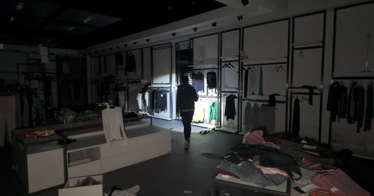 KIJK. Nederlandse urban explorer treft volle winkels en luxekleding aan ...