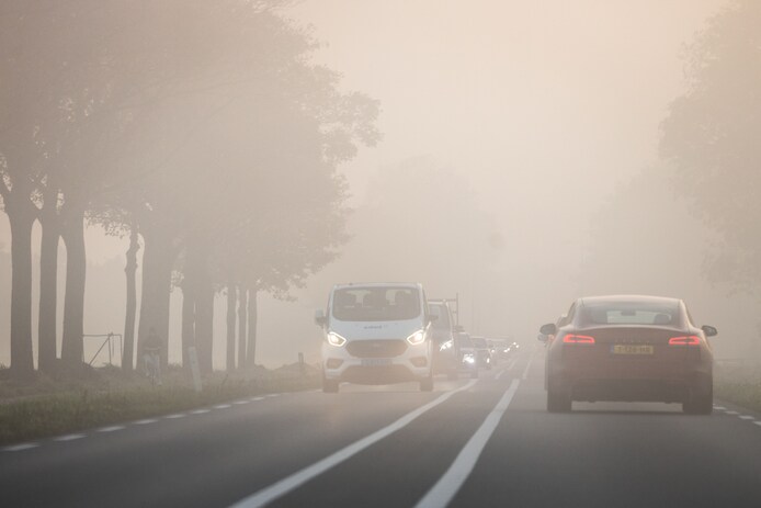 Drukke ochtendspits door dikke mist eindelijk opgelost: piekmoment van 240 kilometer file op ...
