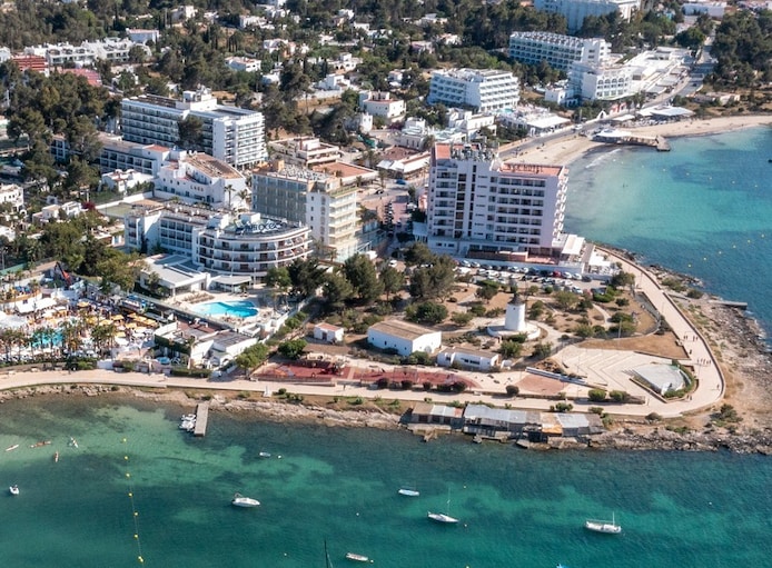 Hotels op Ibiza slaan alarm na vijf dodelijke valpartijen: “Er is iets vreemds aan de hand ...