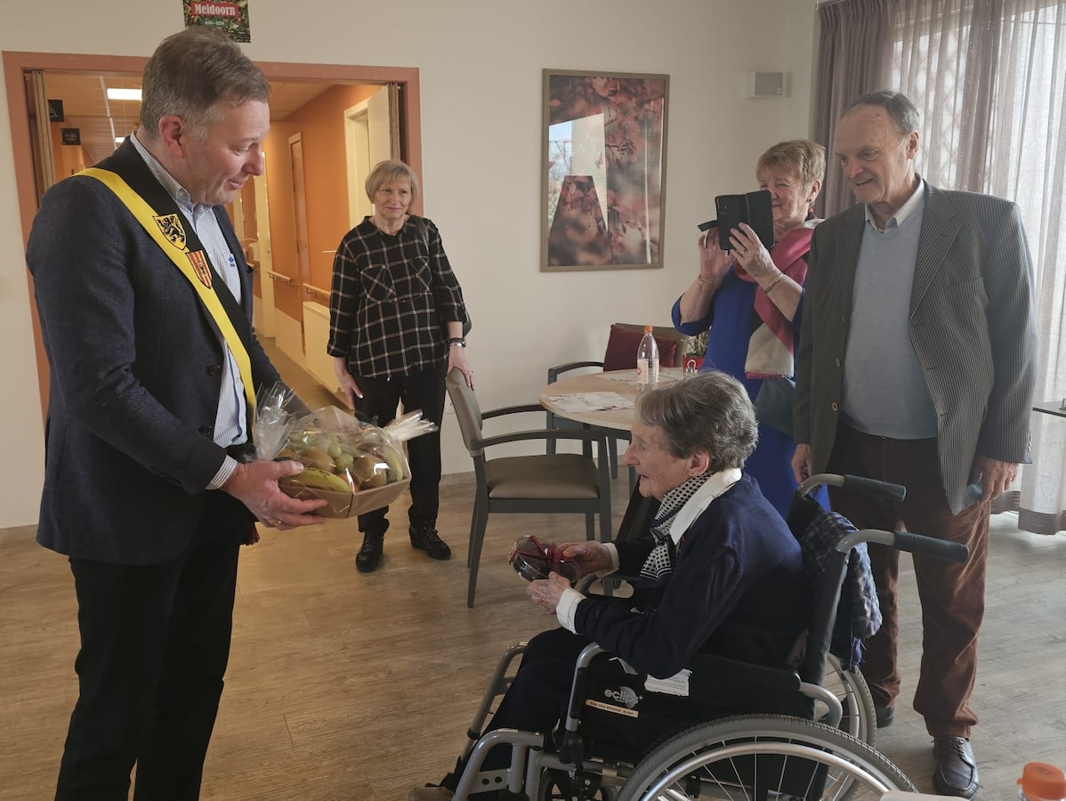 Alina blaast 101 kaarsjes uit: “Mijn geheim? Gewoon leven” | Foto | hln.be