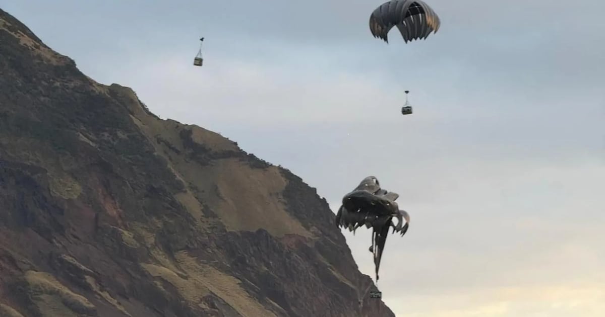Race tegen de klok: Britse luchtmacht voert dropping uit om patiënt ...