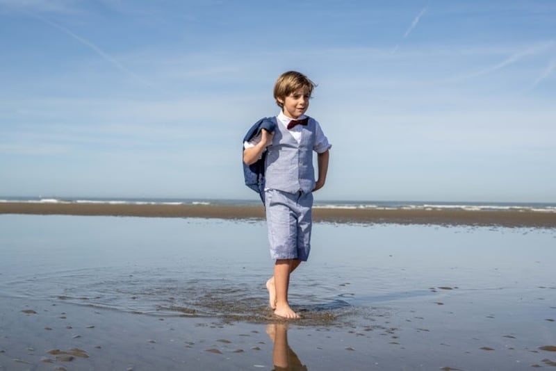 Thomas viert zijn eerste communie in Moerkerke | Regio | HLN.be