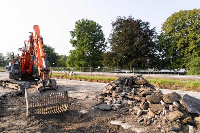 IN BEELD. Ingrijpende werken gestart aan rotonde Watersportbaan: fietsers krijgen afgescheiden ...