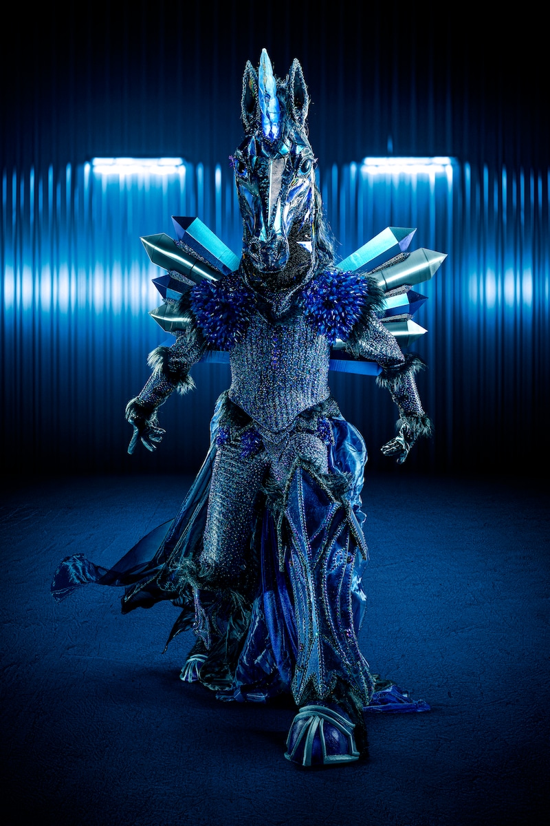 Cupido schiet niet raak en moet ‘The Masked Singer’ verlaten: “Een van ...
