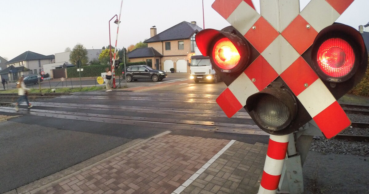 Zeventiger negeert lichten overweg en mag rijbewijs meteen inleveren ...