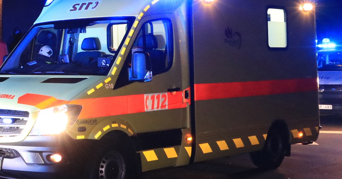 Bromfietser en passagier lichtgewond bij aanrijding | Beveren | hln.be