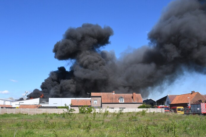 Zware brand treft productieafdeling pannenkoekenfabriek Lipcas: giftige ...