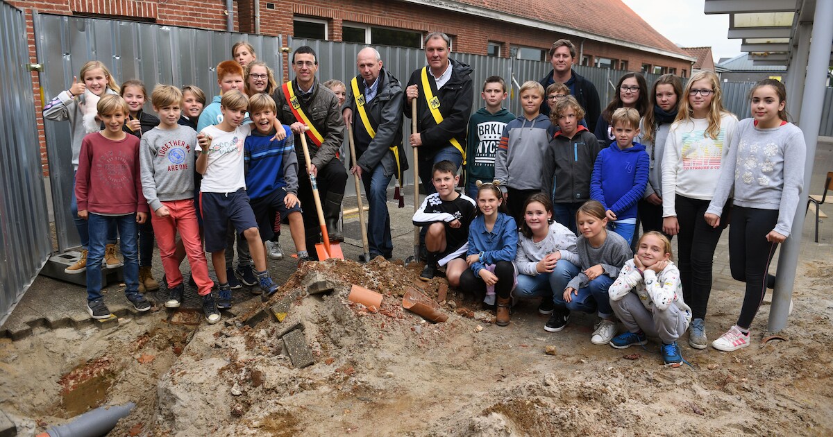 Eerste spadesteek voor school Het Anker | Holsbeek | HLN.be