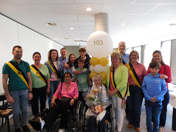 Maria Snauwaert wordt 103: burgemeester eert haar inspanningen voor ...