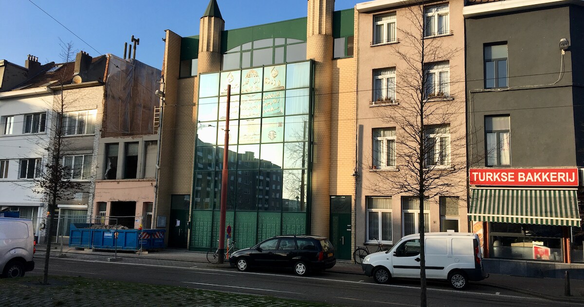 Niet-erkende imam aan de slag in Antwerpse moskee: minister Bart Somers ...