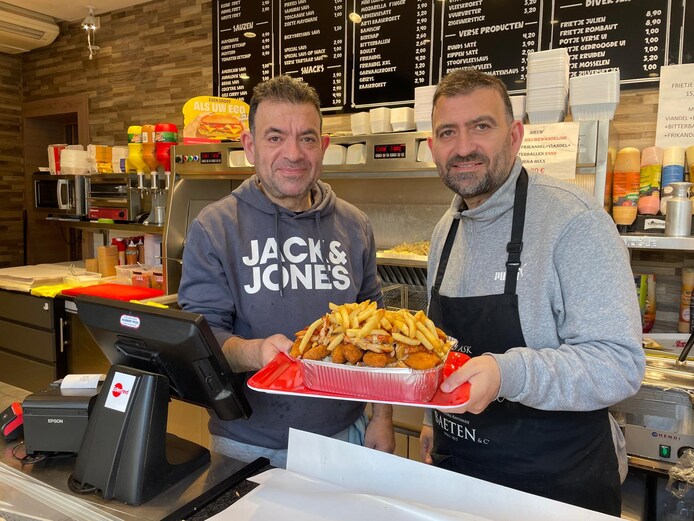 KIJK. Gentse friturist werkt drie maanden aan ‘criminele’ snack: “15 ...