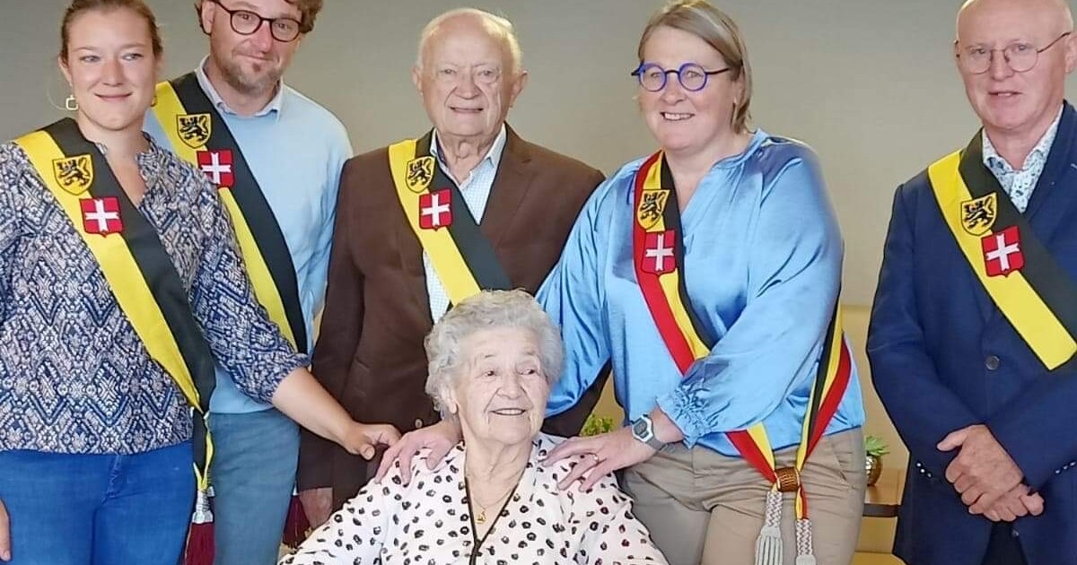 Laura blaast 100 kaarsjes uit | Avelgem | HLN.be