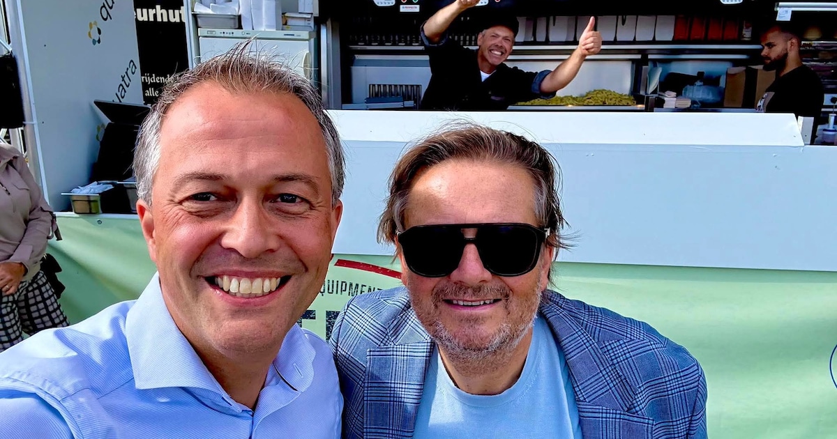 Marc Coucke helpt Joeri een handje bij wereldrecordpoging frieten bakken in Merelbeke-Melle ...