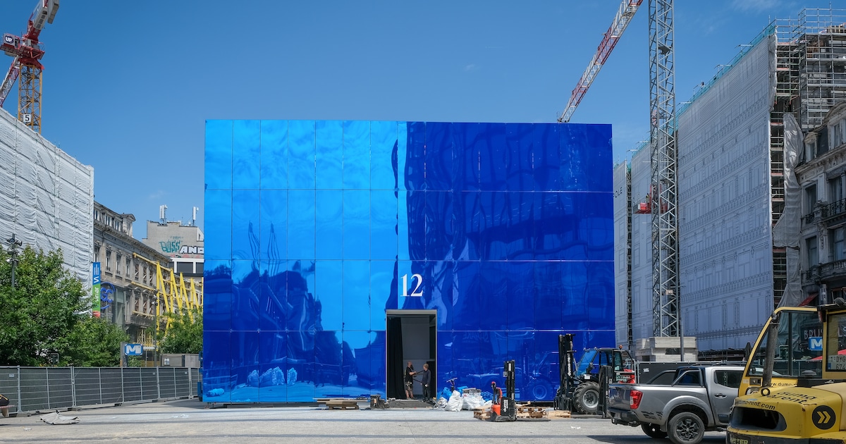 Gigantische blauwe kubus palmt De Brouckèreplein in: mysterieuze ...