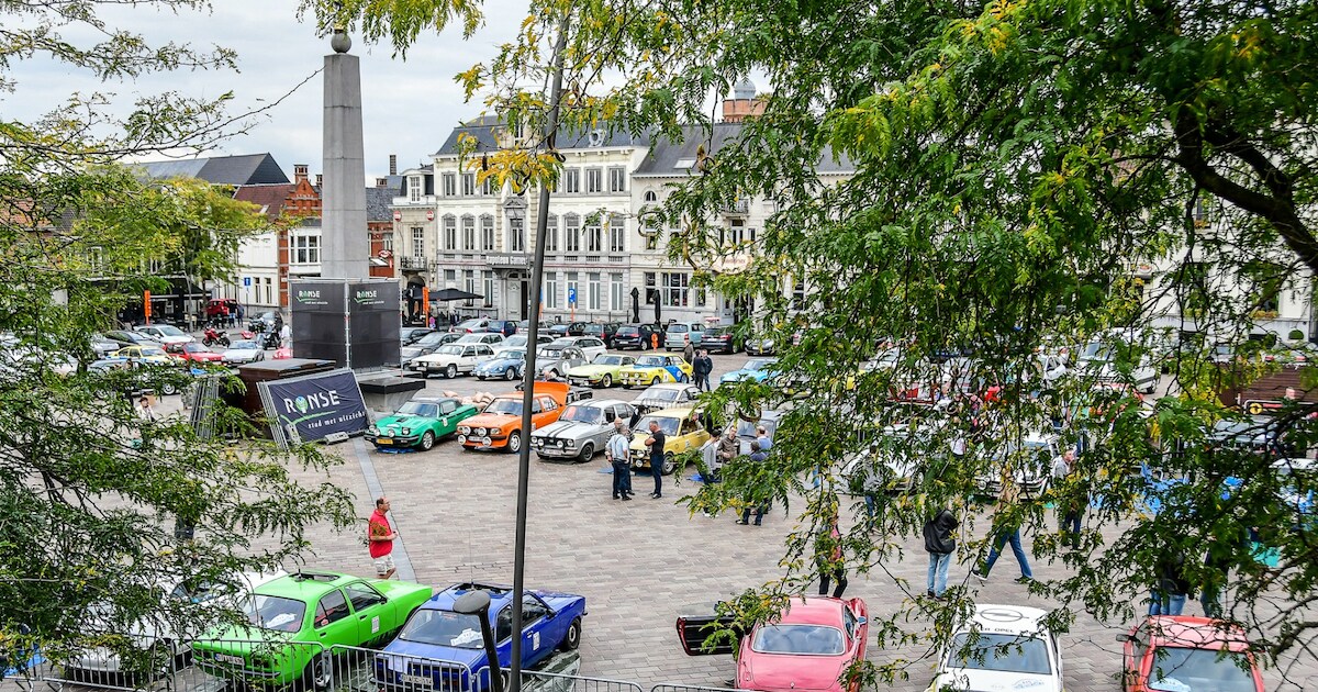 Belgian Westhoek Classic start op de Grote Markt van Ronse, 200 ...