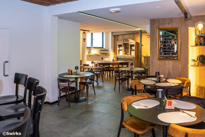 NET OPEN. Kathy (55) opent samen met zoon Thibo (23) ‘New Place 2 be ...