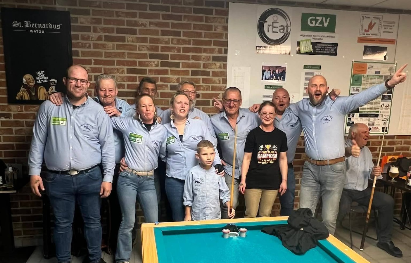 Biljartkampioenen bij ’t Hof van OES in de bloemetjes gezet | Foto | hln.be